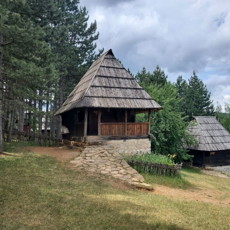 Najbolja etno sela u Srbiji sa bazenom za opuštajući odmor 2024